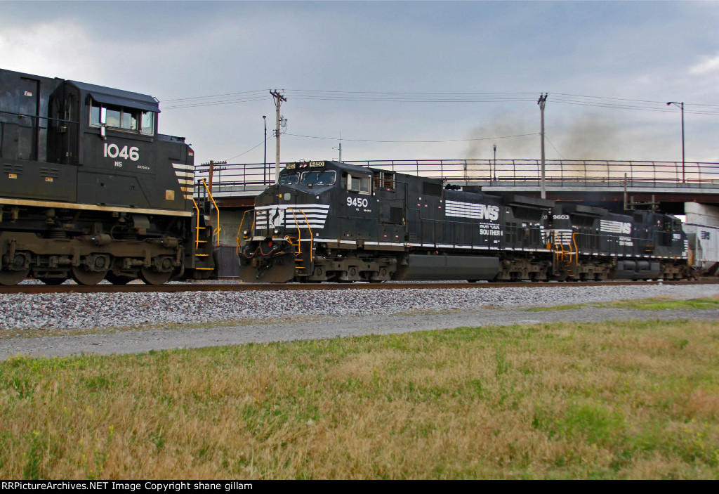 NS 9450 Meets NS 1046 on the NS line.